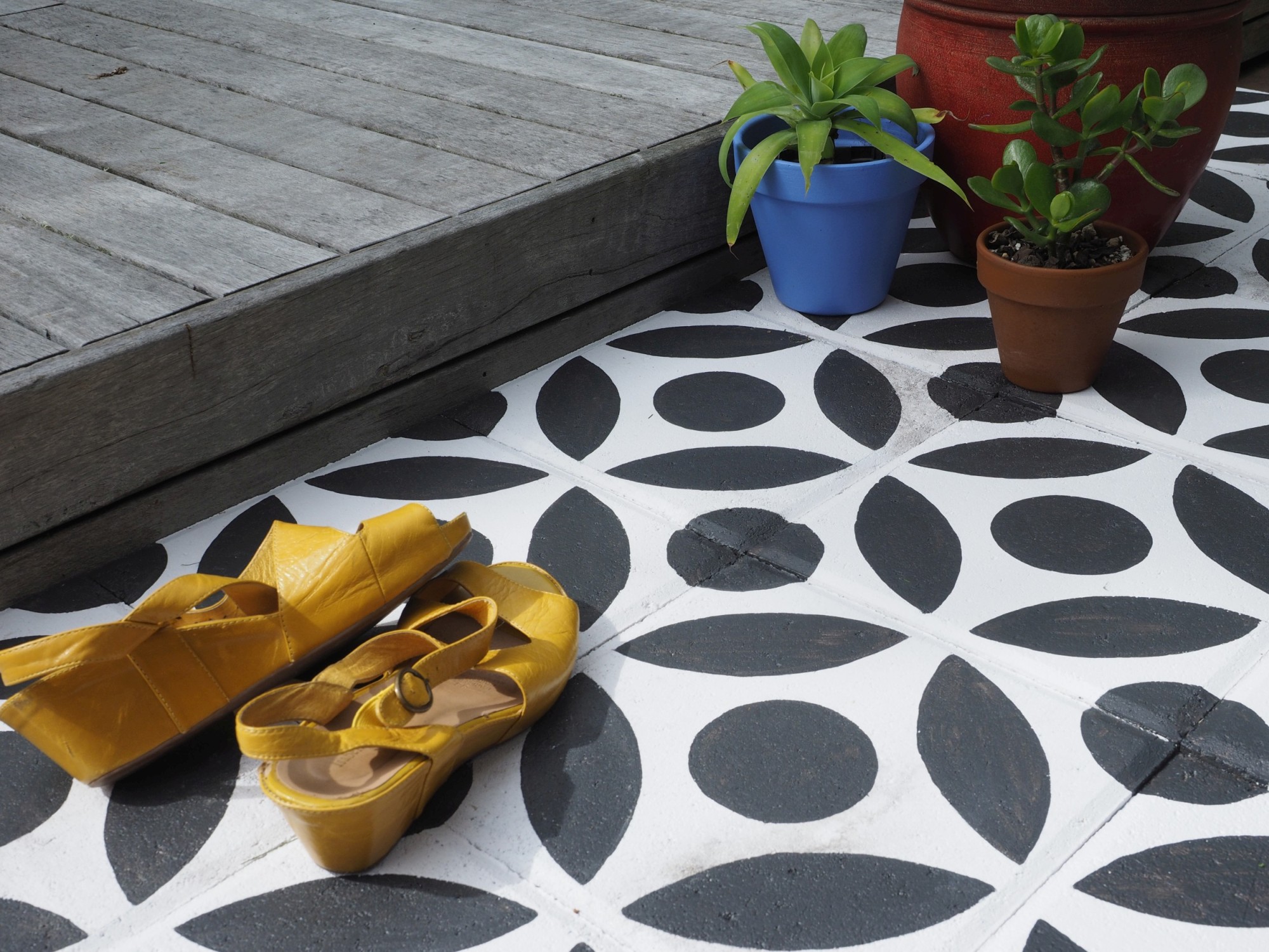 How to create: Circular patterned painted pavers | Habitat by Resene