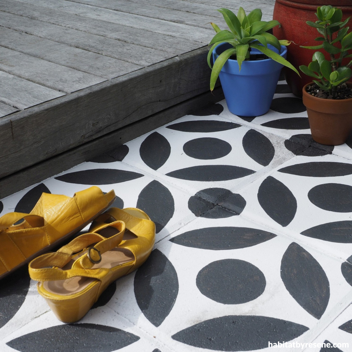 How to create: Circular patterned painted pavers | Habitat by Resene