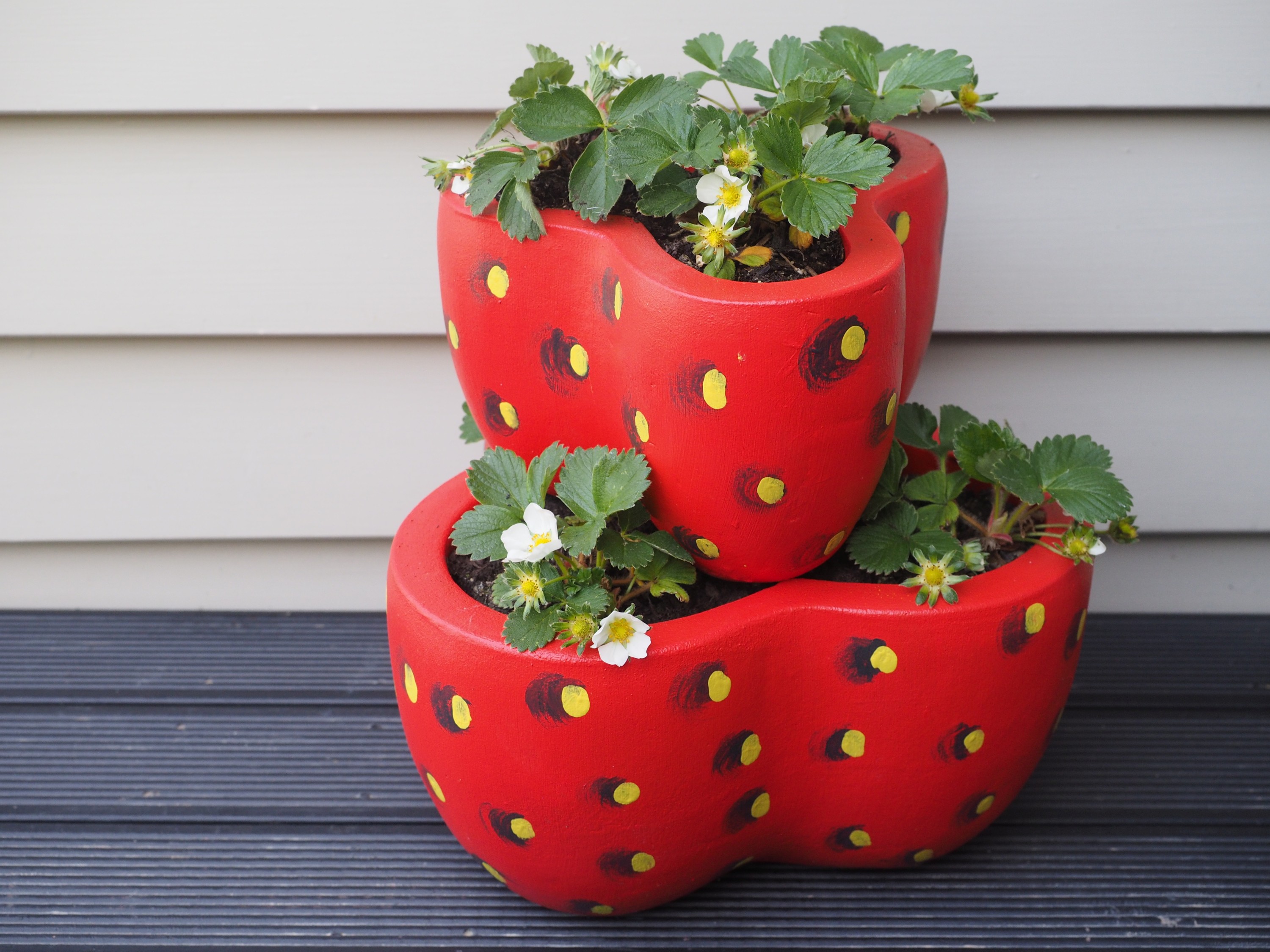Make a berry nice strawberry planter for the garden | Habitat by Resene