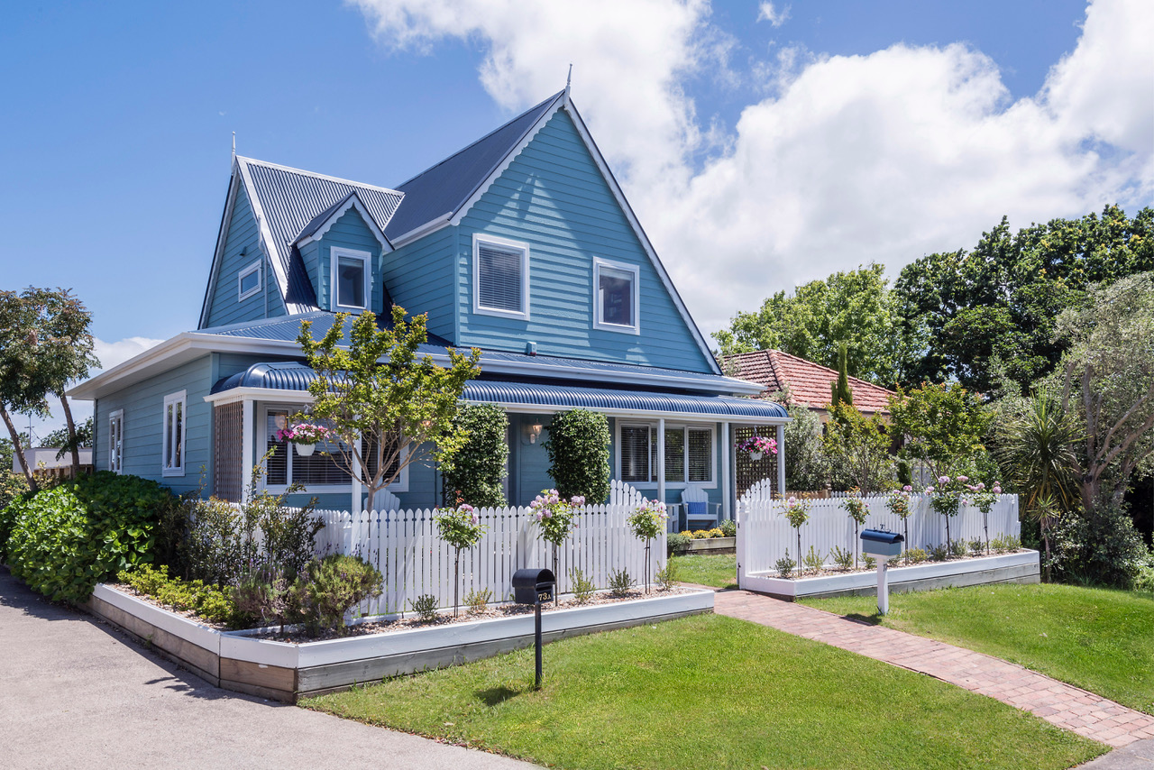 Dean and Delia’s delightful blue cottage by the sea | Habitat by Resene